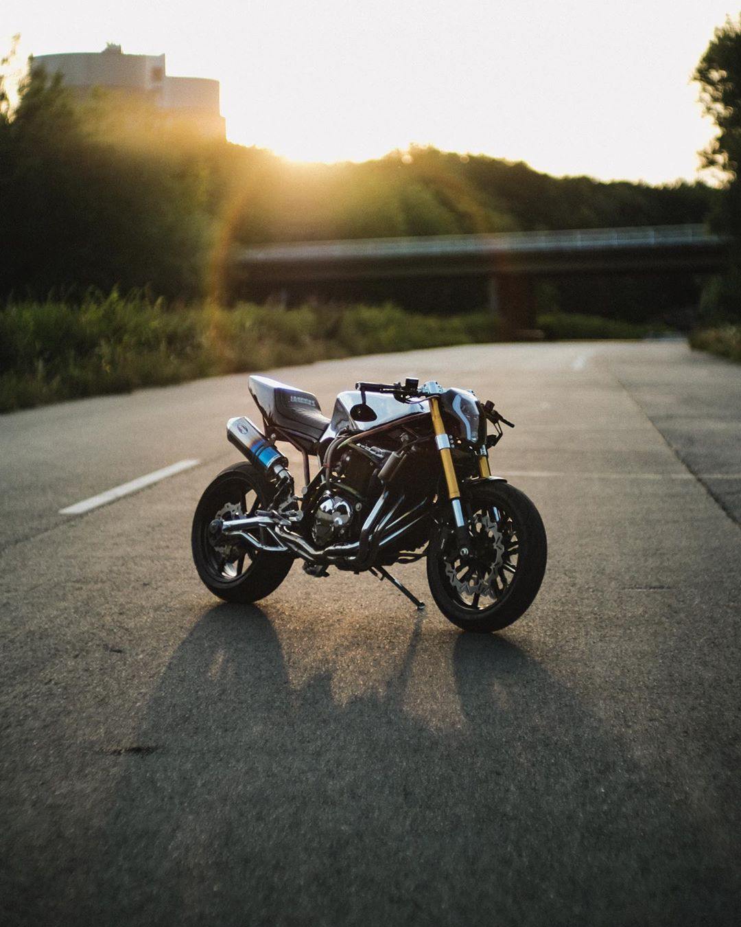 Incredible Suzuki custom with harris magnum frame - Adrenaline Culture ...