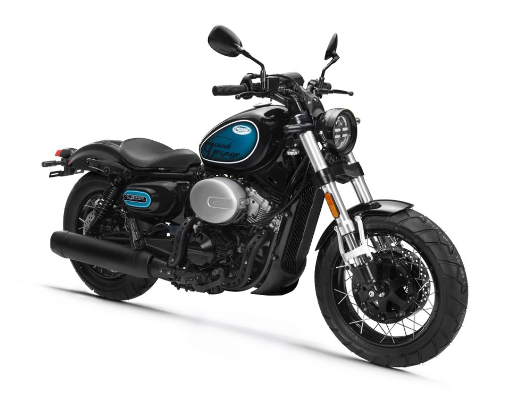 A new-age Hyosung V-Twin bobber in 300 cc for Europe? - Adrenaline ...