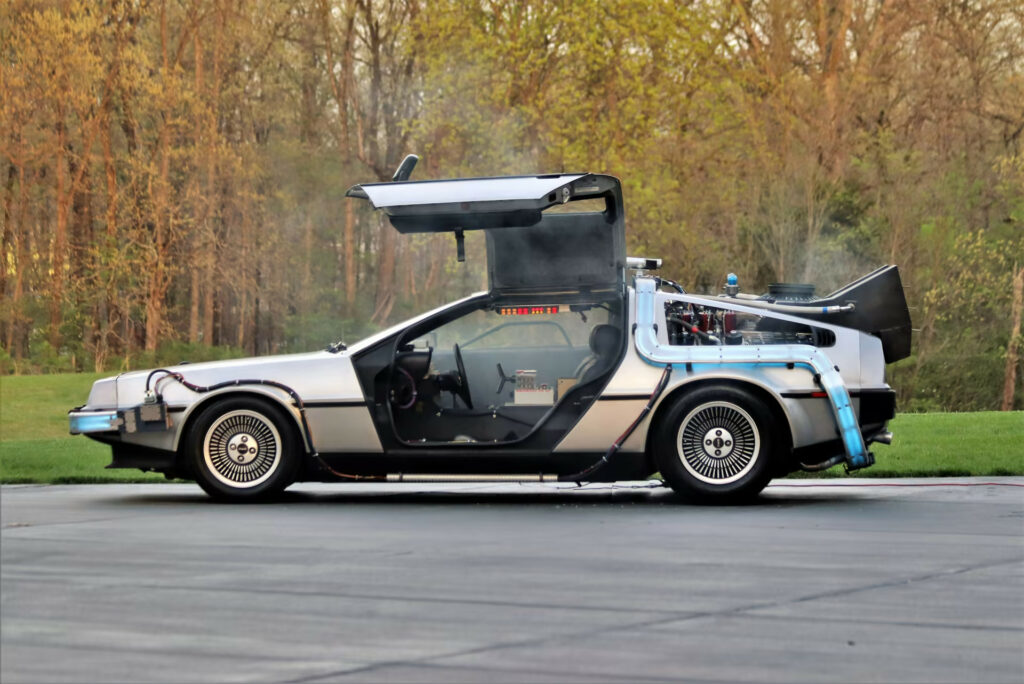 The iconic DeLorean DMC-12 is going on the auction.The iconi