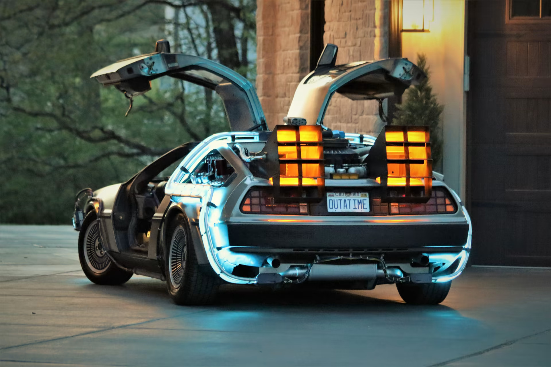 The iconic DeLorean DMC-12 is going on the auction.The iconi