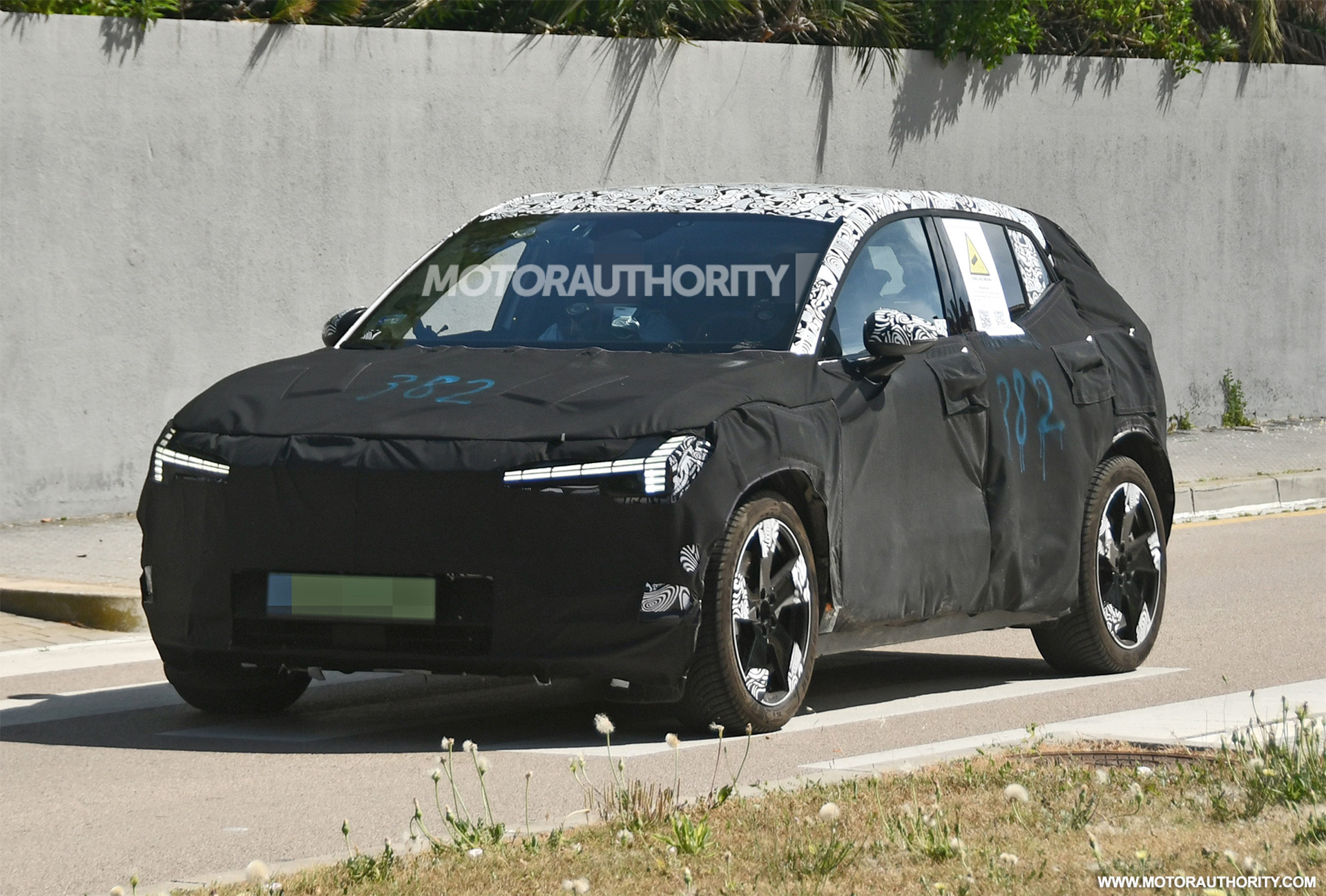 This new 2025 electric crossover from Volvo is spied.This n