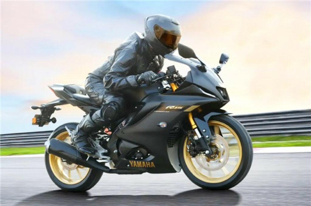 Yamaha unveils YZF-R15 V4 ' Dark Knight ' Edition.Yamaha un