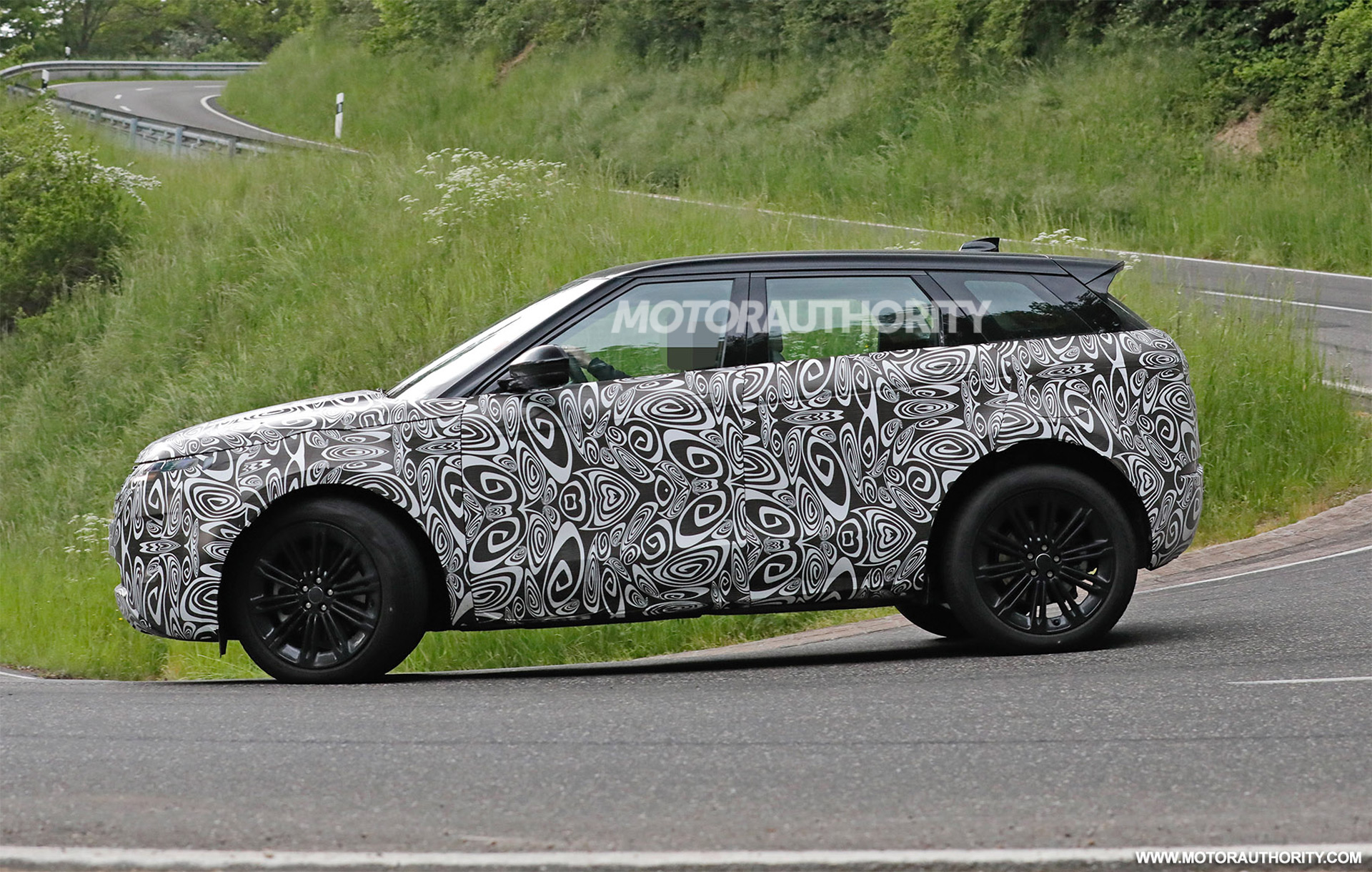 The new 2025 Range Rover Evoque is spied.The new 2025 Range