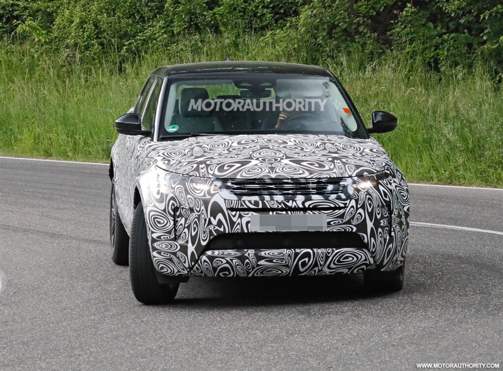 The new 2025 Range Rover Evoque is spied.The new 2025 Range