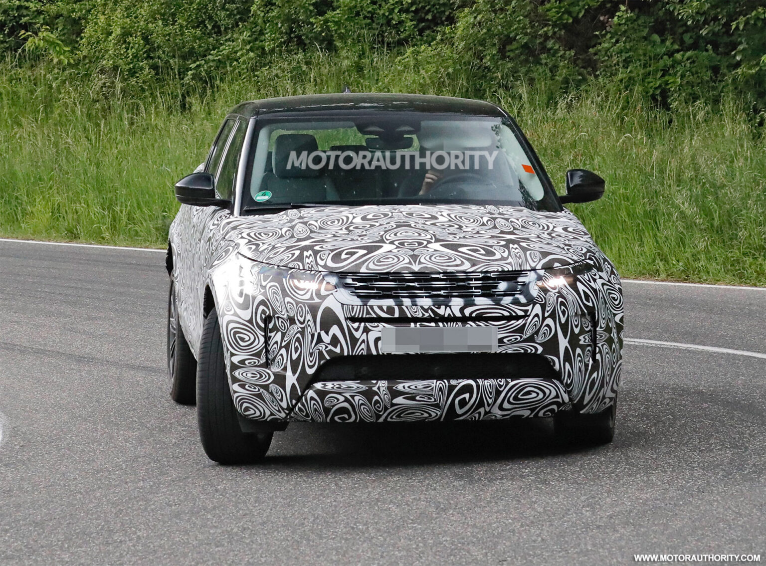 The new 2025 Range Rover Evoque is spied.The new 2025 Range