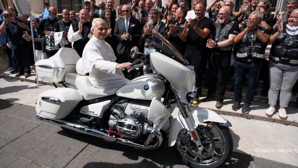 BMW R 18 Transcontinental: The Pontiff’s New Peace Ride - Adrenaline ...
